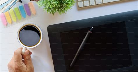 그래픽 태블릿을 사용하여 책상에서 작업을 수행하는 그래픽 디자이너 사진 Unsplash의 펜 이미지