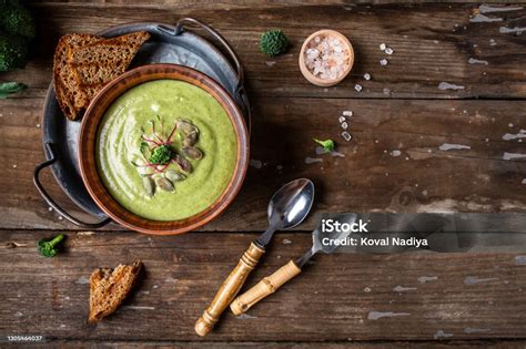 브로콜리 크림 수프 비건 채식주의 자 녹색 야채의 비건 수프 퓌레 채식주의 자 및 다이어트 음식 배너 텍스트 상단 보기에 대한 케이터링 메뉴 조리법 장소 0명에 대한 스톡