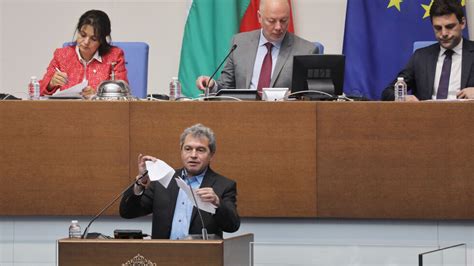 От трибуната Тошко Йорданов скъса приетото от НС споразумение с енергетиците ВИДЕО Политика