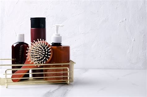 욕실에 선반과 샴푸 헤어 밤과 오일의 병 흰색 벽에 브러시 텍스트의 빈 공간 생활필수품에 대한 스톡 사진 및 기타 이미지 생활필수품 털 칸 가구 Istock