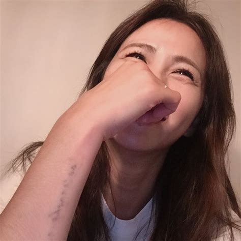 우리엄마는 평생 전업주부셨다 우리가 다 출가하고 성인이 되었을때 사회생활을 시작하신 늘 학교마치고 집에가면 엄마가 집에