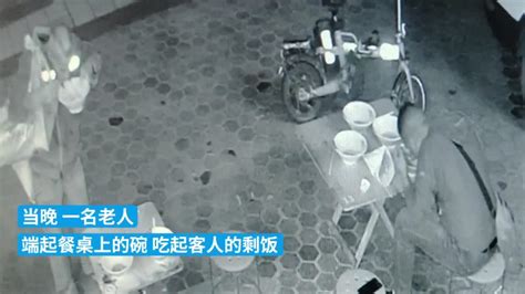老人菜店偷菜，趁店员不注意塞进裤裆若无其事离开 封面新闻