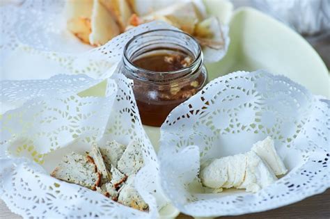 친환경 제품에서 생산된 다양한 단단하고 부드러운 프랑스 및 이탈리아 치즈의 모듬 치즈 제조 기술 고르곤촐라에 대한 스톡 사진 및 기타 이미지 Istock