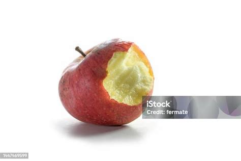 육즙이 많은 과일 펄프 붉은 피부와 줄기 흰색 배경에 그림자로 격리된 물린 신선한 유기농 사과 조각 복사 공간 사과에 대한 스톡 사진 및 기타 이미지 Istock