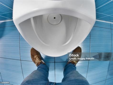 남자는 화장실에서 화장실 앞에 서서 소변을 보려고합니다 1인칭 시점 비뇨기 문제 및 남성 질환 전립선 염 소변기에 대한 스톡 사진 및 기타 이미지 Istock