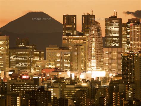 新宿高層ビル群と富士山の写真素材 FYI07989370 ストックフォトの Qlean Market