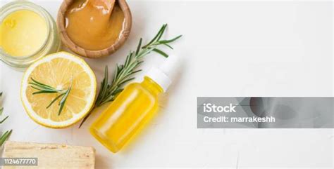 허브 레몬과 로즈마리 오일 마누카 꿀 천연 비누와 연 고 크림 유기농 스킨케어 스파 제품으로 만든 치료 복사 공간 평면도와 유기농 천연 스킨케어 제품 건강관리와 의술에 대한