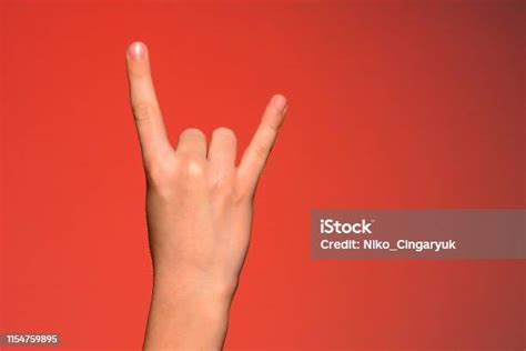 빨간색 배경에 고립 된 염소의 표시와 남자의 손의 클로즈업 개념에 대한 스톡 사진 및 기타 이미지 개념 금색 금속 Istock