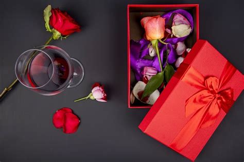검은 배경에 장미 꽃과 레드 와인 한 잔이 있는 열린 빨간 선물 상자의 평면도 0명에 대한 스톡 사진 및 기타 이미지 0명 계절 꽃 나무 Istock