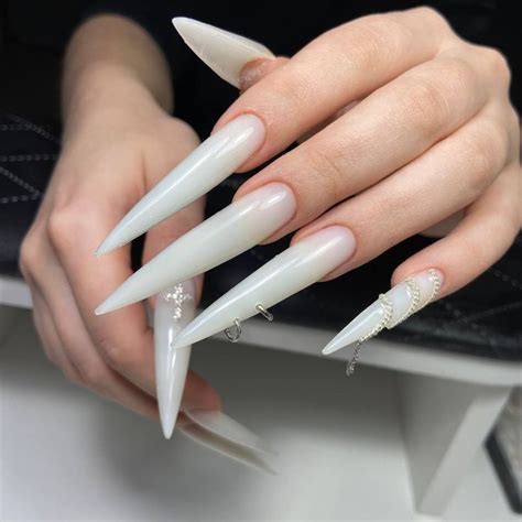 Стилеты белые 6 см от свободного края длинные ногти пирсинг на ногтях дизайн ногтей