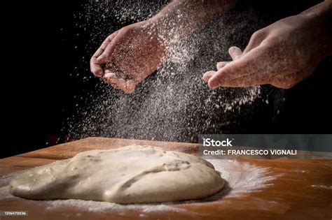 밀가루와 검은 배경에 밀가루의 튀김으로 요리사의 손이 더러운 피자 반죽 피자에 대한 스톡 사진 및 기타 이미지 피자 나폴리 나폴리 지방 검정색 배경 Istock