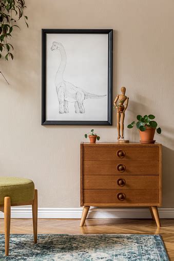 블랙 모형 포스터 프레임 빈티지 Commode 및 Pouf 식물과 우아한 개인 액세서리와 거실의 세련된 복고풍 구성 복고풍 홈 장식 베이지 색 배경 벽입니다 템플릿 0명에