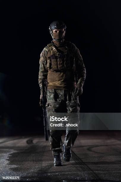 비오는 밤에 위험한 임무를 수행하는 돌격 소총 플레이트 캐리어 및 전투 헬멧을 갖춘 전투 유니폼을 입은 육군 병사 25 29세에 대한 스톡 사진 및 기타 이미지 Istock