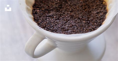 커피 메이커 위에 앉아 있는 커피로 가득 찬 커피 포트 사진 Unsplash의 무료 컵 이미지