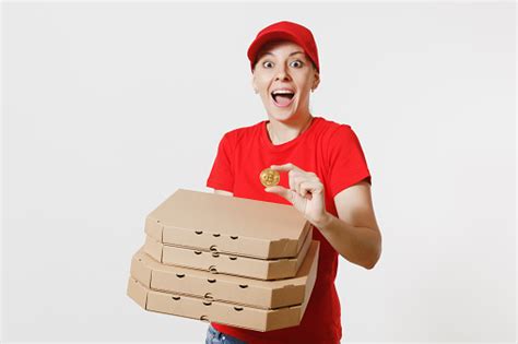 빨간 모자 티셔츠 주는 음식 주문 이탈리아 피자 흰색 배경에 고립 Flatbox 골 판지 상자에서에 배달 여자 여성 Pizzaman Bitcoin 황금 색깔의 동전을 들고