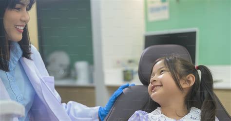 치과 진료소에서 치과 의사가 치아를 검사하고 치아 검진을 받고 건강한 치아 개념을 가진 귀여운 소녀 사진 Unsplash의 가로 이미지