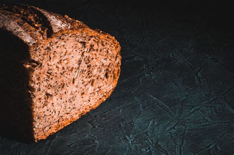 아마 양귀비 씨앗 참깨 기장 호박 해바라기 씨와 소박한 천연 효모가없는 빵 의 조각 검은 배경에 하드 빛 낮은 키에 사진 갈색에 대한 스톡 사진 및 기타 이미지 Istock