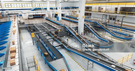 소포 판지 상자 및 패키지는 자동 분류 기술을 갖춘 현대적인 물류 센터의 컨베이어 벨트를 통해 이동합니다 설정 샷의 3d 그래픽 순서에 대한 스톡 사진 및 기타 이미지