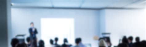 기업 비즈니스 컨퍼런스에 강연 하는 흐린 연사 프리 젠 테이 션 화면 앞에 발표자와 함께 홀 관객 비즈니스 및 기업가 세미나