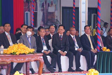 សម្ដេចតេជោ ហ៊ុន សែន ណែនាំឲ្យកែតម្រូវបទចម្រៀងអបអរសាទរសម្ពោធអាគារសិក្សាថ្មី