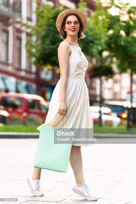 드레스 밀짚 모자 선글라스를 착용한 여성의 전체 길이 이미지 20 29세에 대한 스톡 사진 및 기타 이미지 20 29세 갈색 머리 거리 Istock
