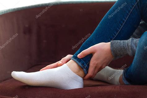 Mujer Joven Que Sufre De Dolor En Las Piernas Articulaciones Y