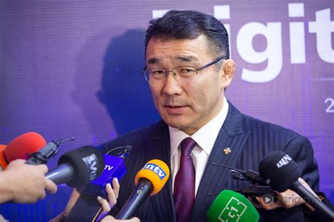 Д Сумъяабазар Түгжрэлээс болж би заримдаа маяакаа асааж зам хааж яваад заримдаа алхаж явж байна