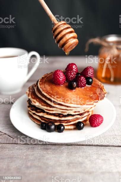 흰색 접시에 열매와 꿀을 곁들인 팬케이크 나무 숟가락 항아리 커피 컵 0명에 대한 스톡 사진 및 기타 이미지 0명 꿀 단풍나무속 Istock