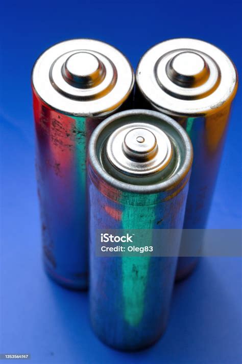 파란색 배경에 아름답게 조명된 손가락 형 배터리 3개 클로즈업 0명에 대한 스톡 사진 및 기타 이미지 0명 개념 개념과 주제 Istock