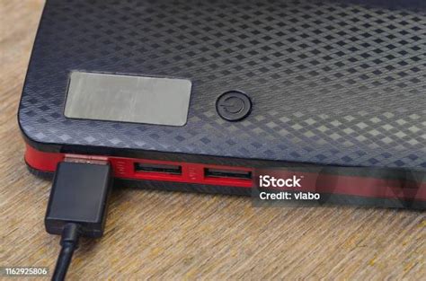 Usb 케이블이 있는 파워 뱅크 어큐뮬레이터 충전 외부 배터리 0명에 대한 스톡 사진 및 기타 이미지 0명 데이터 디자인 Istock