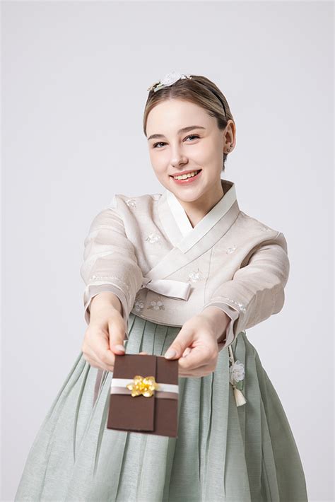한국 전통 한복을 입은 외국인 여성이 명절 선물을 들고있는 모습 유토이미지 상세페이지 베이직샵 22777764