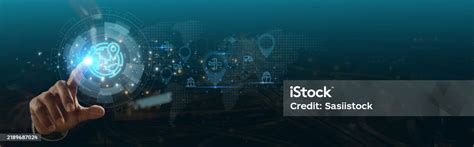 홀로그램 기술과 상호 작용하는 미래 지향적인 손은 디지털 지도와 데이터를 보여주며 혁신과 커뮤니케이션을 상징합니다 물류 운송 Brand Name Smart Phone에 대한