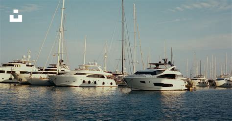 물 속에 앉아있는 보트의 무리 사진 Unsplash의 무료 회색 이미지