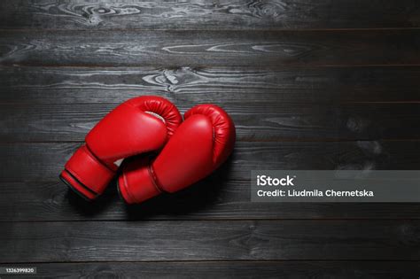 어두운 나무 배경에 빨간 권투 장갑 평평한 누워 쌍 텍스트 공간 권투 글러브에 대한 스톡 사진 및 기타 이미지 권투 글러브 0명 탁자 Istock