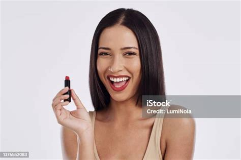 빨간 립스틱을 바르는 아름다운 젊은 여성의 스튜디오 샷 20 29세에 대한 스톡 사진 및 기타 이미지 20 29세 25 29세 갈색 머리 Istock