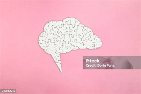 분홍색 배경에 뇌 모양의 흰색 직소 퍼즐 정신 건강 및 기억 개념 문제 건강관리와 의술에 대한 스톡 사진 및 기타 이미지 건강관리와 의술 사색 감정 Istock