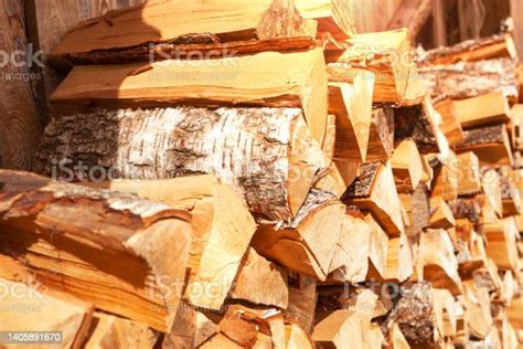 나무 더미에 쌓인 잘게 잘린 장작 난로 또는 벽난로에 불을 붙이기 집을 데우기 위해 경제 연료 위기의 개념 가득 찬에 대한 스톡 사진 및 기타 이미지 Istock