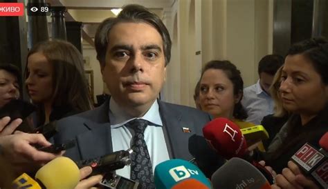 Асен Василев обеща че няма да пипа Сребърния фонд Площада