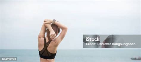 스포츠웨어의 젊은 피트니스 여성은 바다 전망 아침에 건강한 여성 운동에 대해 몸을 스트레칭 운동 웰빙 및 일과 삶의 균형 개념 30 34세에 대한 스톡 사진 및 기타 이미지