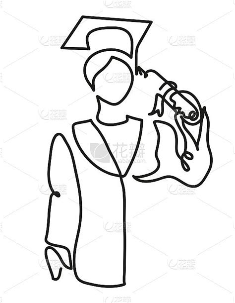 一个女人在她的毕业典礼上微笑着拿着她的证书。素材 花瓣网