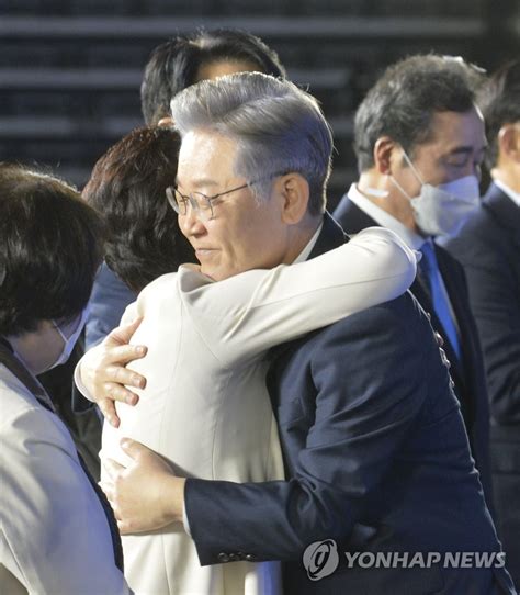 추미애 후보와 포옹하는 이재명 연합뉴스