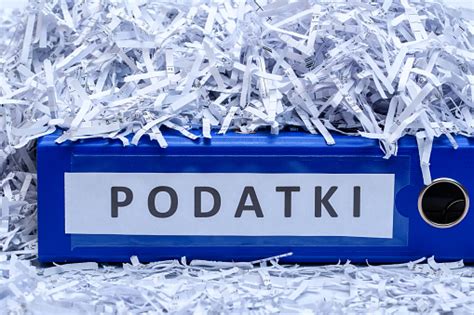 폴란드 비문 세금이 새겨진 바인더 분쇄기의 문서 조각으로 둘러싸여 있습니다 0명에 대한 스톡 사진 및 기타 이미지 0명 갈기갈기 찢어진 개념 Istock