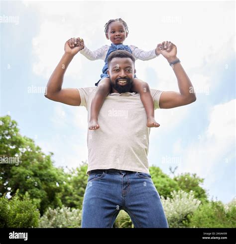 Le Plaisir Compte Comme Un Temps De Liaison Précieux Portrait Dun Père Portant Sa Fille Sur