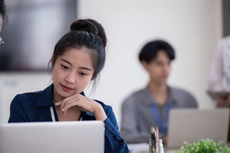 전문 비즈니스 팀 회의 현대적인 사무실 환경에서 협업하고 생산적인 토론 및 전략 계획 다양한 팀워크 기업 성공 및 혁신에