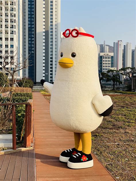 부산 새 소통캐릭터 부기 16일 프로야구 시타자로