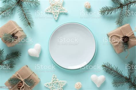 크리스마스 테이블 설정과 전나무 가지가 있는 밝은 파란색 배경에 축제 장식 공간을 복사합니다 플랫 레이 평면도 세일에 대한 스톡 사진 및 기타 이미지 Istock