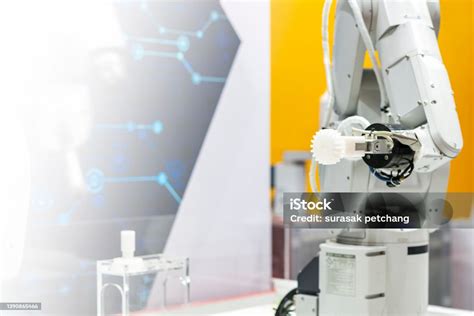 첨단 기술 및 정밀 로봇 그립 자동 클램프 또는 척 장치를 사용하여 제조 공정에서 조립을 제거하기위한 금속 또는 플라스틱 기어 등 산업 자동차 부품을 잡습니다 검사 보기에