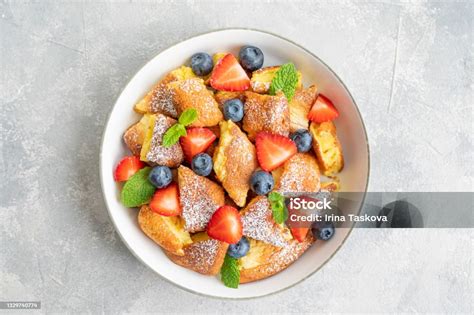 카이저슈만 신선한 베리와 가루 설탕을 회색 콘크리트 배경에 얹은 전통적인 오스트리아 팬케이크 디저트 달콤한 아침 식사 공간을 복사합니다 0명에 대한 스톡 사진 및 기타