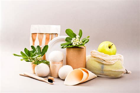 에코 공예 종이 식기 음식 포장 칫솔 접시 포크 칼 회색 배경에 과일이있는 에코 백용 종이 상자 세계는 플라스틱이 없습니다 재활용 개념 환경 친화적인 0명에 대한 스톡 사진