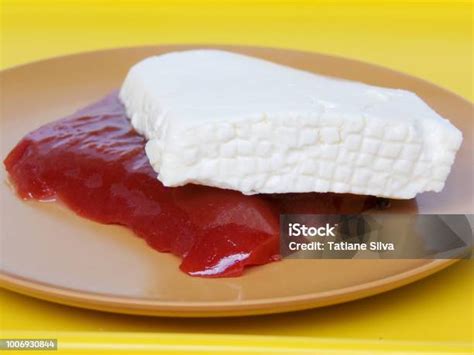 로미오와 줄리엣은 치즈와 구아바 만든 전통적인 브라질 디저트 이다 이 조합은 파이 아이스크림 롤 잼 Mousses 피자 과자 등의 형태로 수 있습니다 고이아바다에 대한 스톡